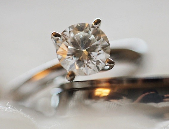 Difference between four prong and six prong engagement ring setting